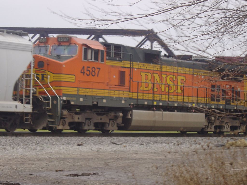 BNSF 4587